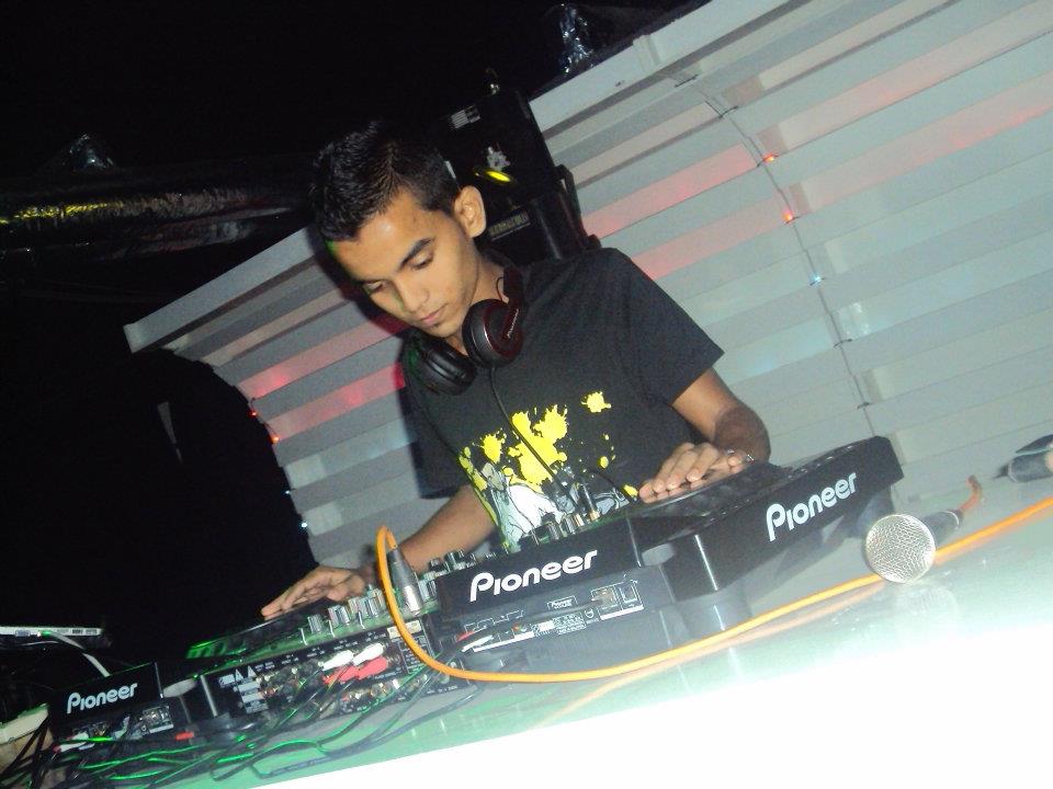 DeeJ IkraM MiX BoY